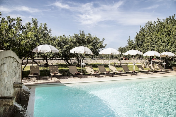 Piscina externa, guarda-sóis, espreguiçadeiras