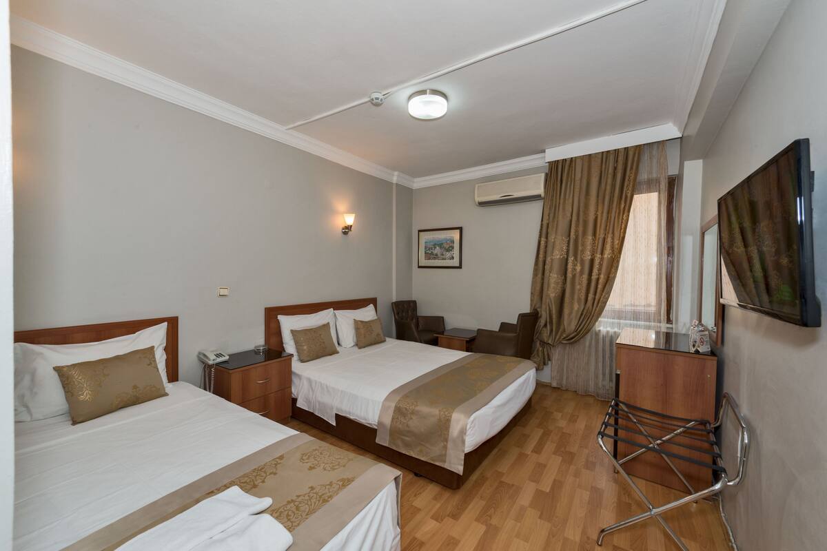 Quarto Triplo | Cofre no quarto, secretária, berços/camas para crianças grátis 