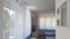 Apartamento conforto, 2 camas de solteiro, sacada, no jardim | Ferros/tábuas de passar roupa, Wi-Fi de cortesia, roupa de cama