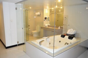 Suite de Luxo, 1 cama king-size, vista para a piscina | Casa de banho | Um polibã, um chuveiro fixo, produtos de higiene exclusivos 