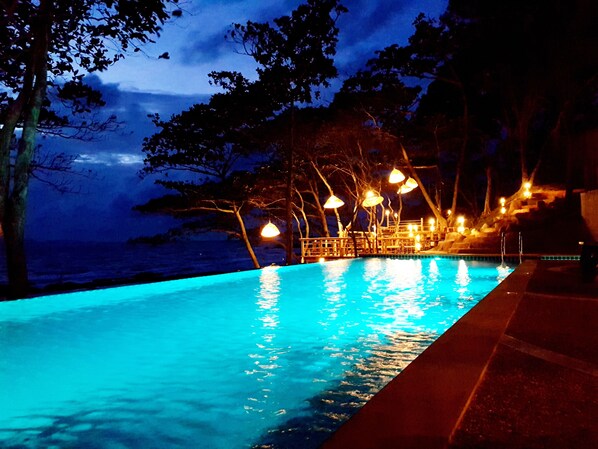 Piscina externa, espreguiçadeiras