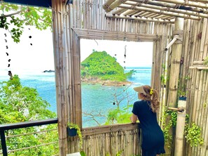 Suíte lua de mel, vista para o mar | Área de estar | TV de tela plana 32 polegadas com canais via satélite, TV