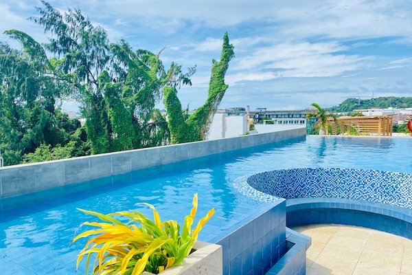 Piscina exterior, espreguiçadeiras