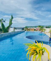 Piscina exterior, espreguiçadeiras 