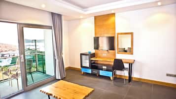 Quarto Deluxe, varanda, vista para o mar | Sala de estar | Televisor LED de 39 polegadas com canais via satélite, televisor