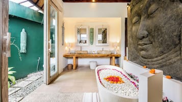 Vila, 3 quartos, piscina particular | Banheiro | Banheira e chuveiro separados, banheira de imersão