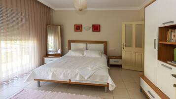 Villa, 4 quartos, piscina privativa | 1 quarto, secretária, quartos insonorizados, ferro/tábua de engomar