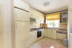Vila, 4 quartos, piscina particular | Cozinha privada | Geladeira grande, micro-ondas, fogão, cooktop