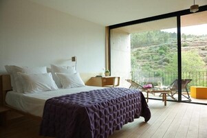 Cofres nos quartos, individualmente mobiliados, quartos à prova de som