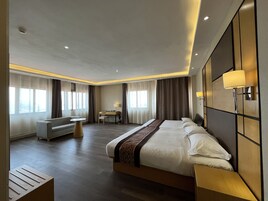 Suite Superior | Minibar, cofre no quarto, secretária 