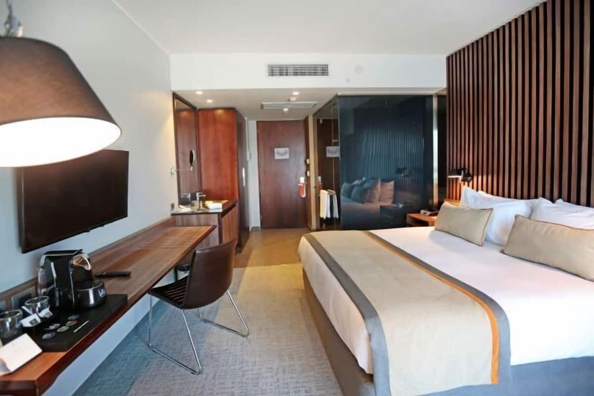 Minibar, cofre no quarto, secretária, cortinas/cortinados opacos