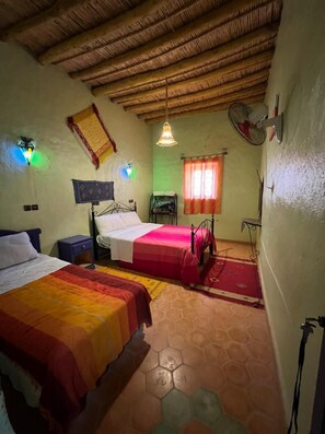 Quarto triplo standard, banheiro compartilhado | Cofres nos quartos, berços (sobretaxa)