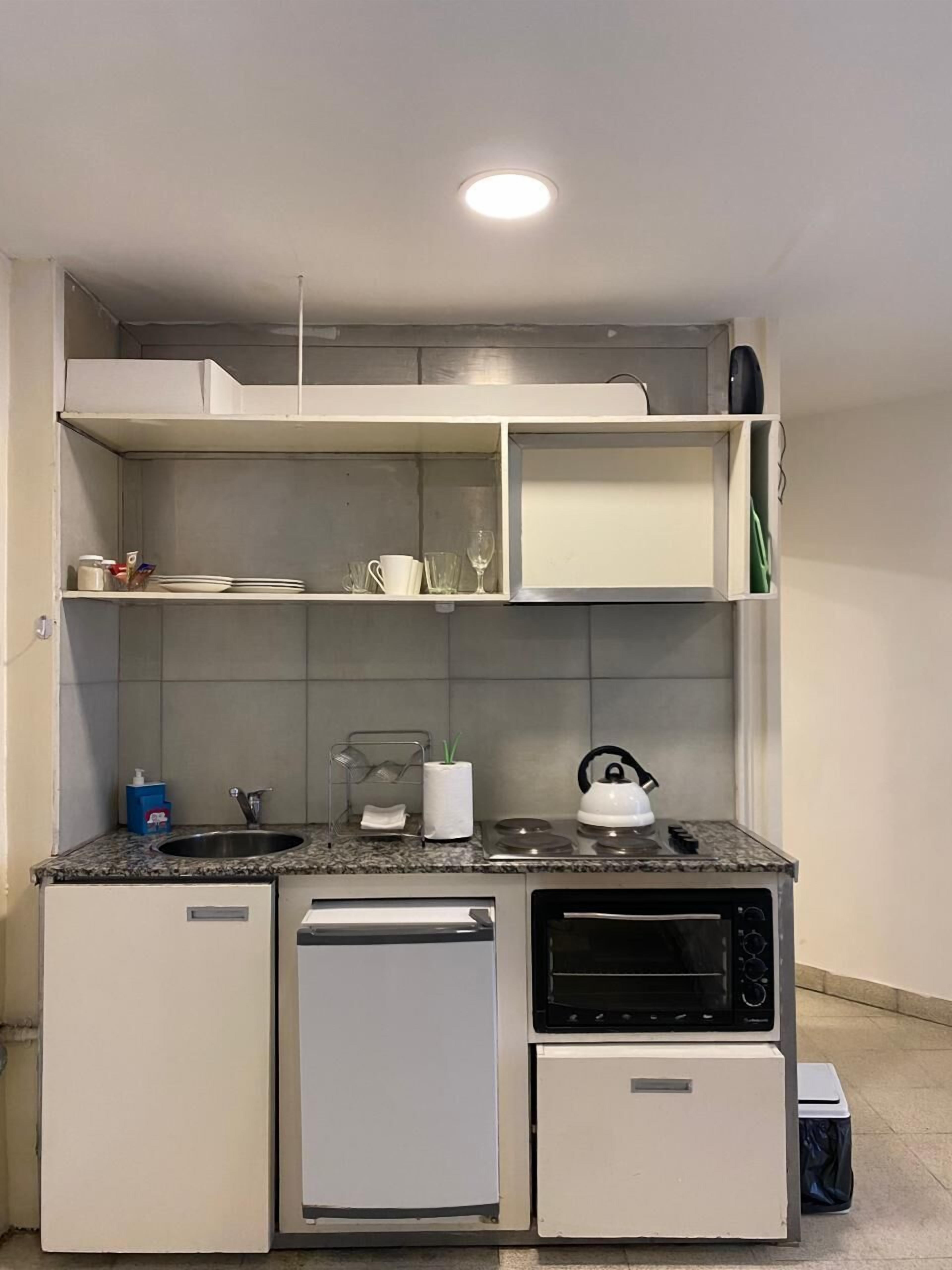 Estúdio, kitchenette | Cozinha privada | Um frigorífico, uma placa de cozinha, utensílios de cozinha 