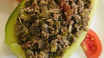 Pimentão recheado com carne moída e legumes.