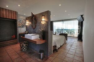 Suíte estúdio panorâmica, lareira | Cofres nos quartos, Wi-Fi de cortesia, roupa de cama