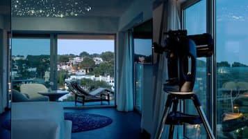Suite, vista para o mar (Stargazer) | Minibar, cofre no quarto, com mobília individualizada, secretária
