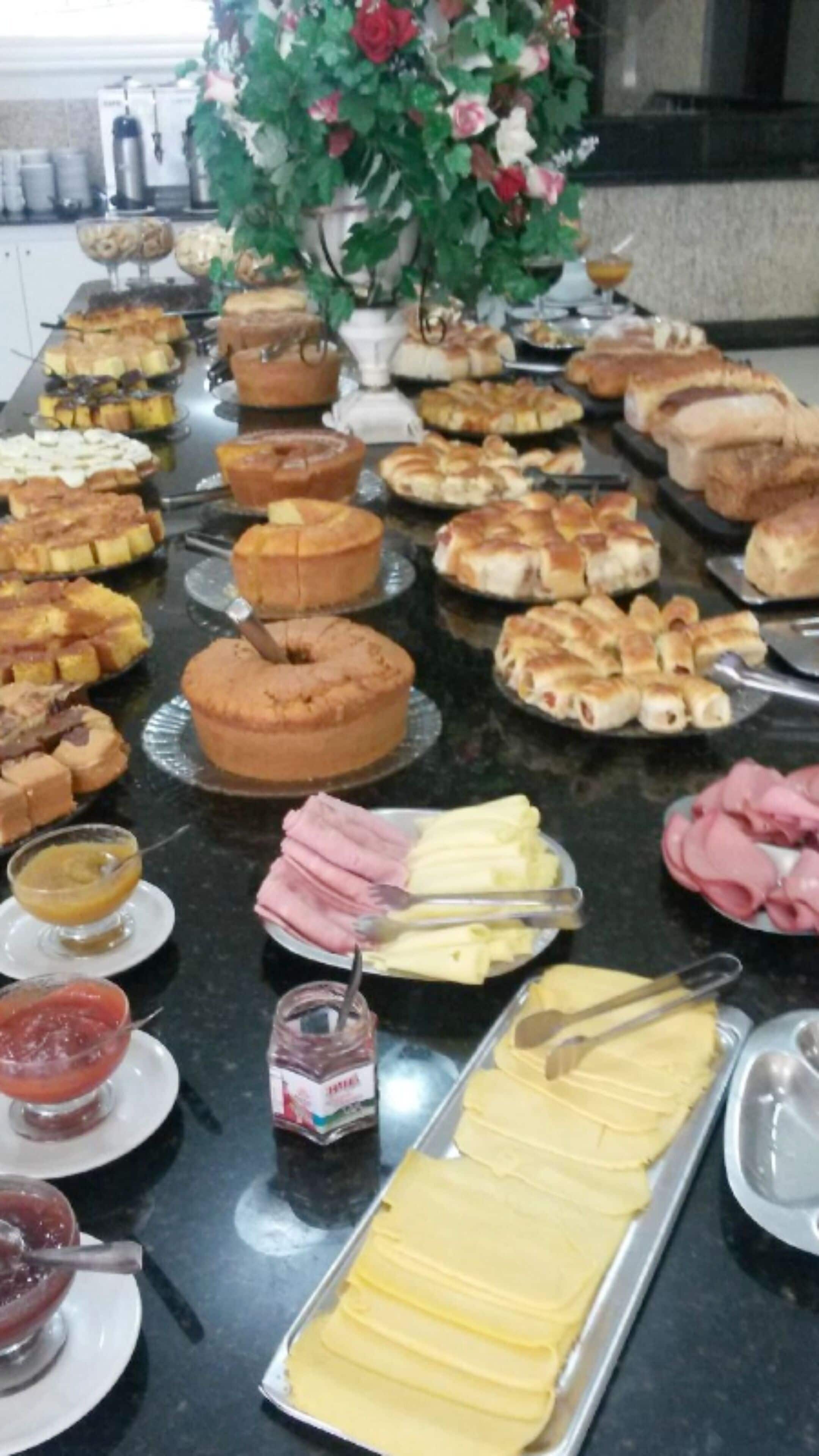 Café da manhã com buffet grátis todos os dias