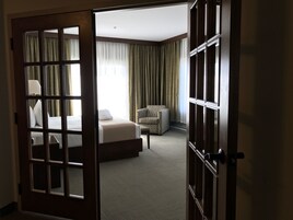 Suite Signature, banheira de hidromassagem grande, vista para a marina | Secretária, secretária adequada para computadores portáteis