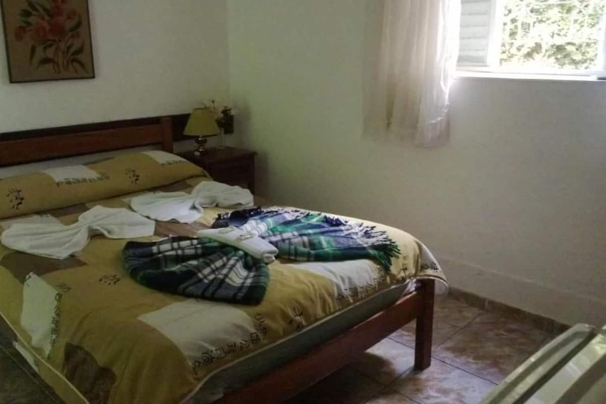 Quarto Duplo Económico | Minibar, Wi-fi grátis, roupa de cama fornecida 