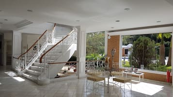 Área de estar no saguão