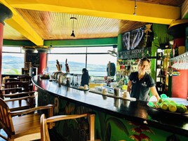 Café da manhã, almoço e jantar; culinária fusion 