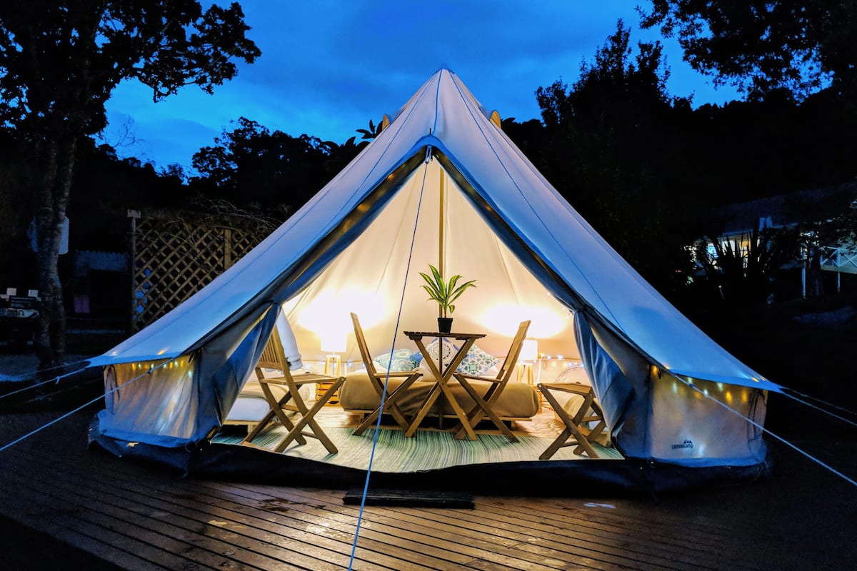 Tenda Deluxe | Com decoração personalizada, com mobília individualizada, Wi-fi grátis