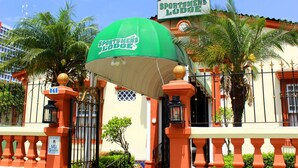 Um edifício com uma placa indicando 