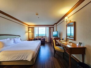 Quarto casal superior | Roupas de cama antialérgicas, frigobar, cofres nos quartos, escrivaninha