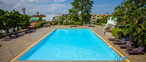 Piscina exterior, guarda-sóis, espreguiçadeiras