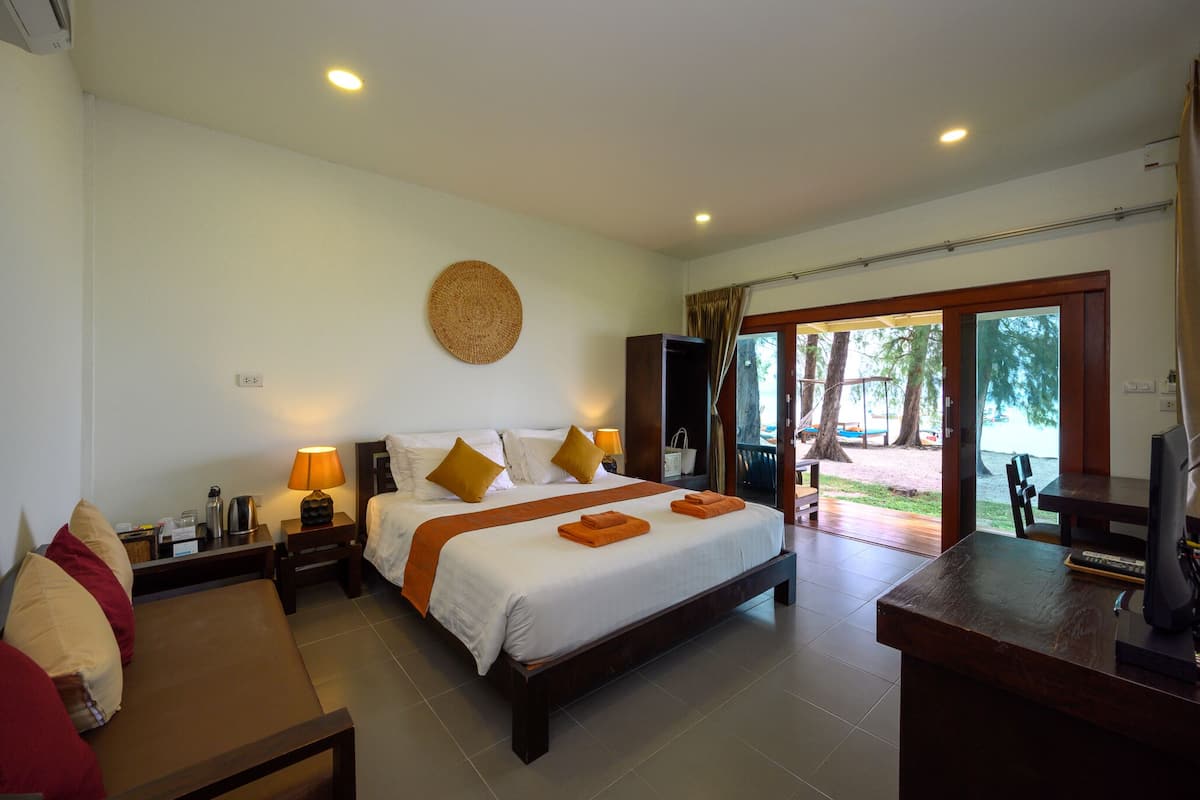 Beachfront Bungalow | Cofres nos quartos, escrivaninha, espaço de trabalho para notebook