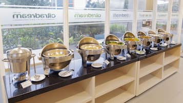 Pequeno-almoço tipo buffet diário (50000 IDR por pessoa)