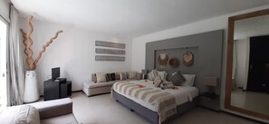 Villa, 3 quartos, piscina privativa | 3 quartos, cofre no quarto, secretária, ferro/tábua de engomar