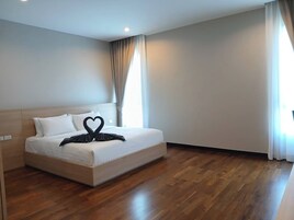 3 Bedroom Private Pool Villa  | Cofre no quarto, secretária, cortinas/cortinados opacos 