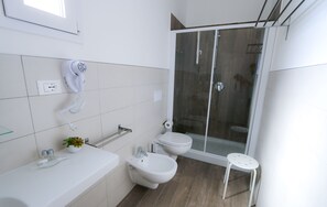 Quarto Duplo | Casa de banho | Um polibã, artigos de higiene pessoal grátis, um secador de cabelo 