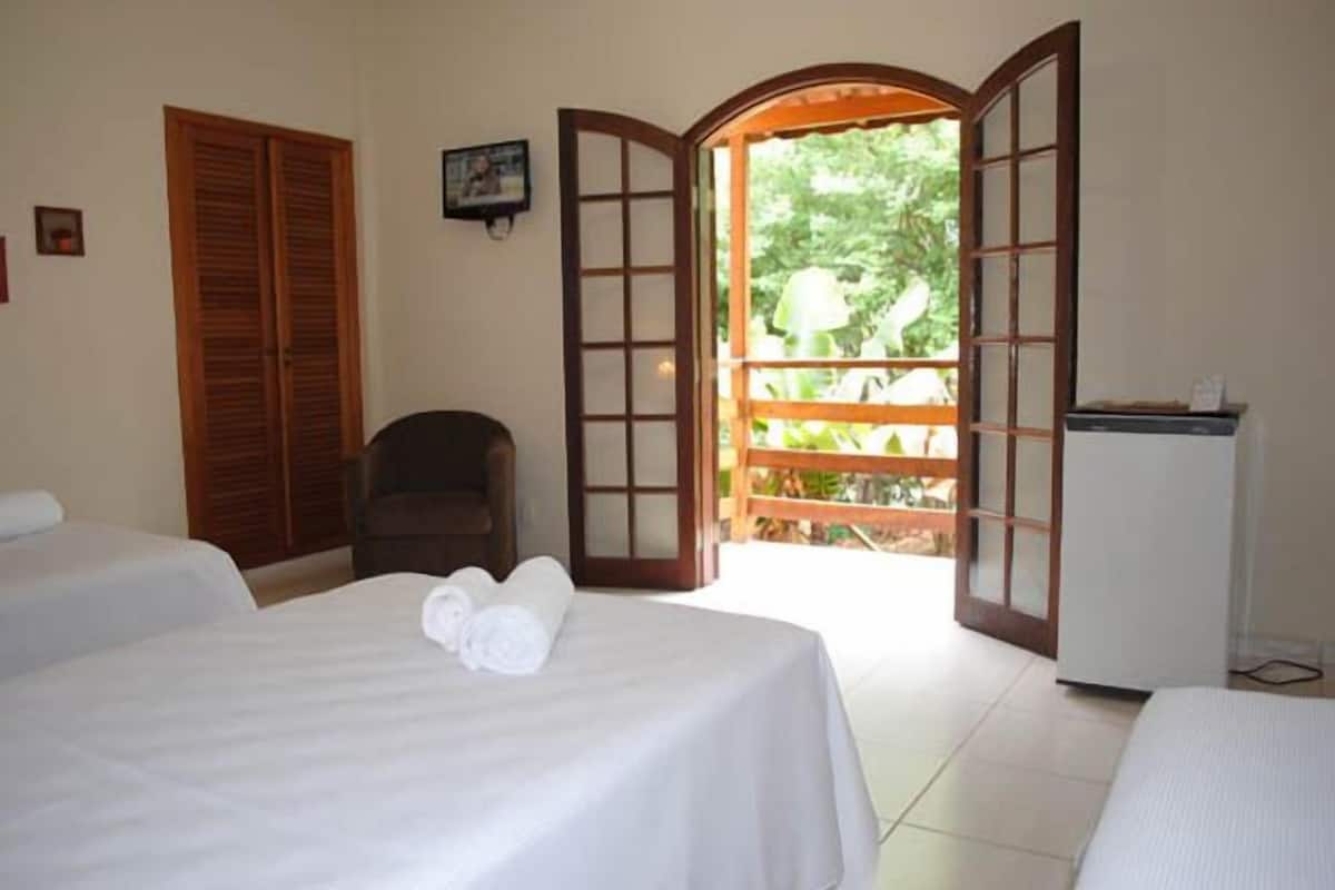 Quarto Quádruplo Standard | Minibar, cofre no quarto, secretária, cortinas/cortinados opacos