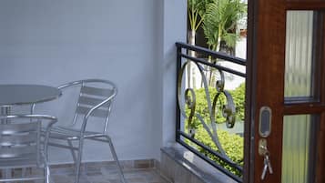Quarto casal | Frigobar, escrivaninha, cortinas blackout, ferros/tábuas de passar roupa