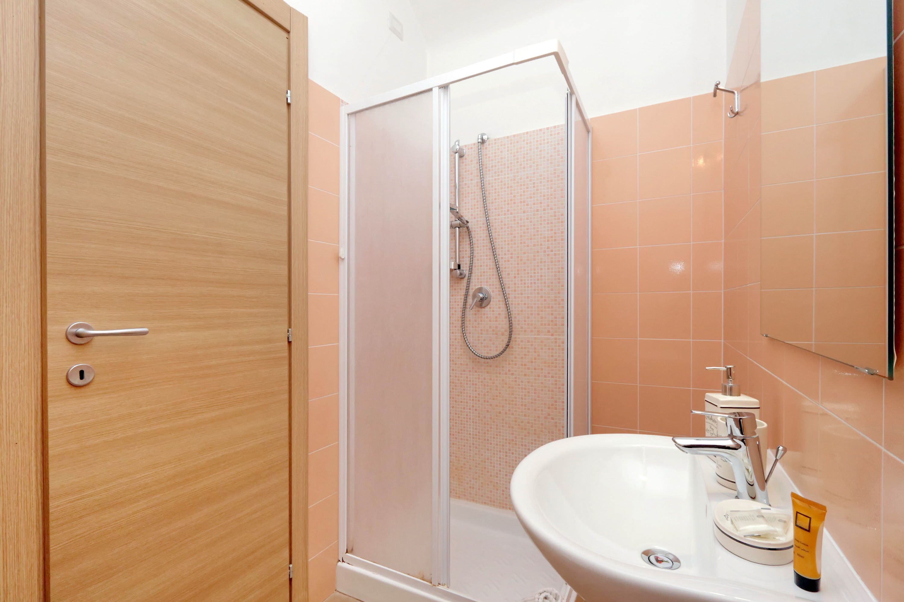 Quarto Duplo | Casa de banho | Um polibã, um chuveiro fixo, artigos de higiene pessoal grátis 