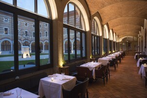 Almoços, jantares servidos, cozinha local, com vista para o jardim 