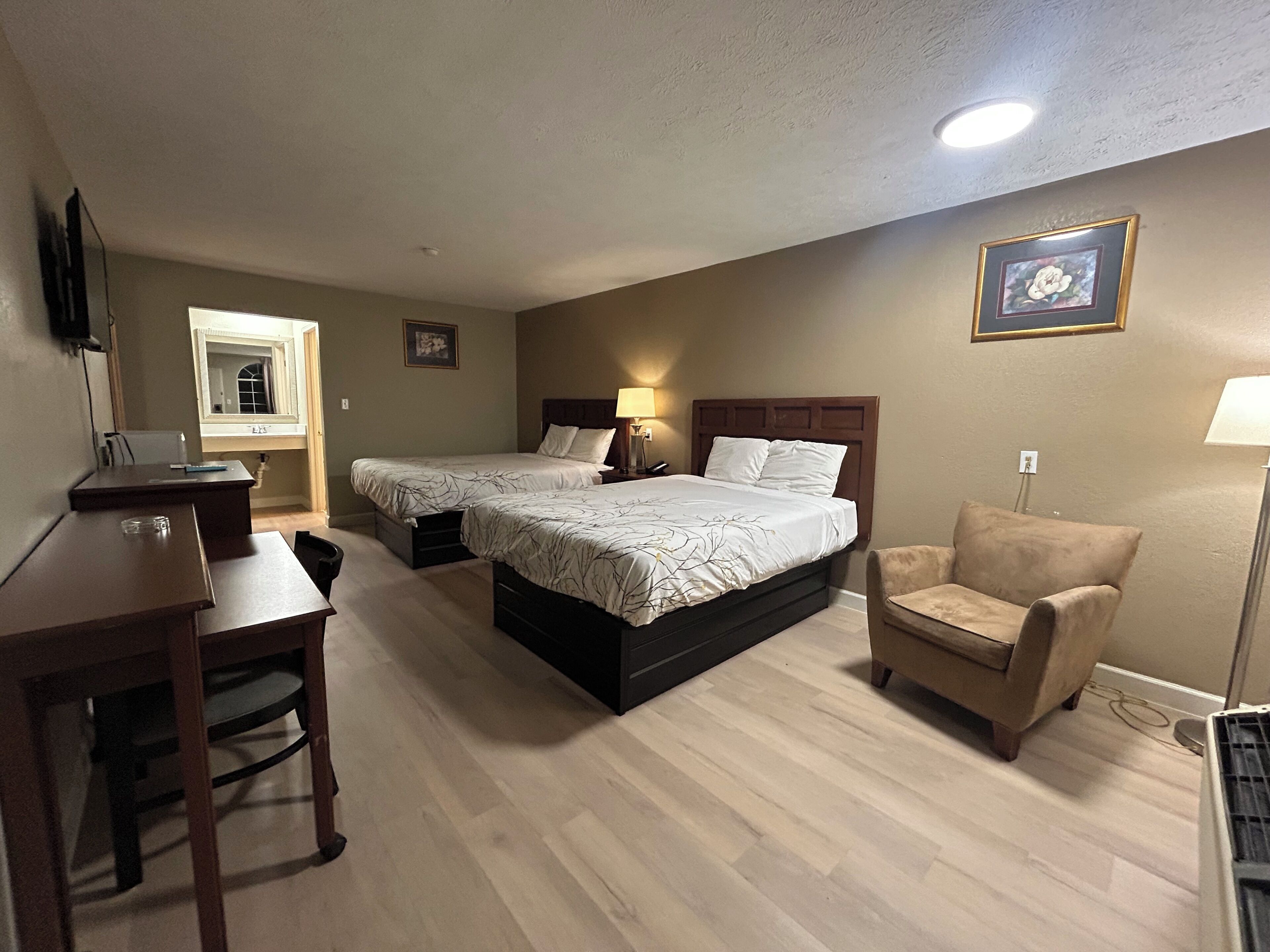 Quarto standard, para fumantes | 1 quarto, escrivaninha, Wi-Fi de cortesia, roupa de cama