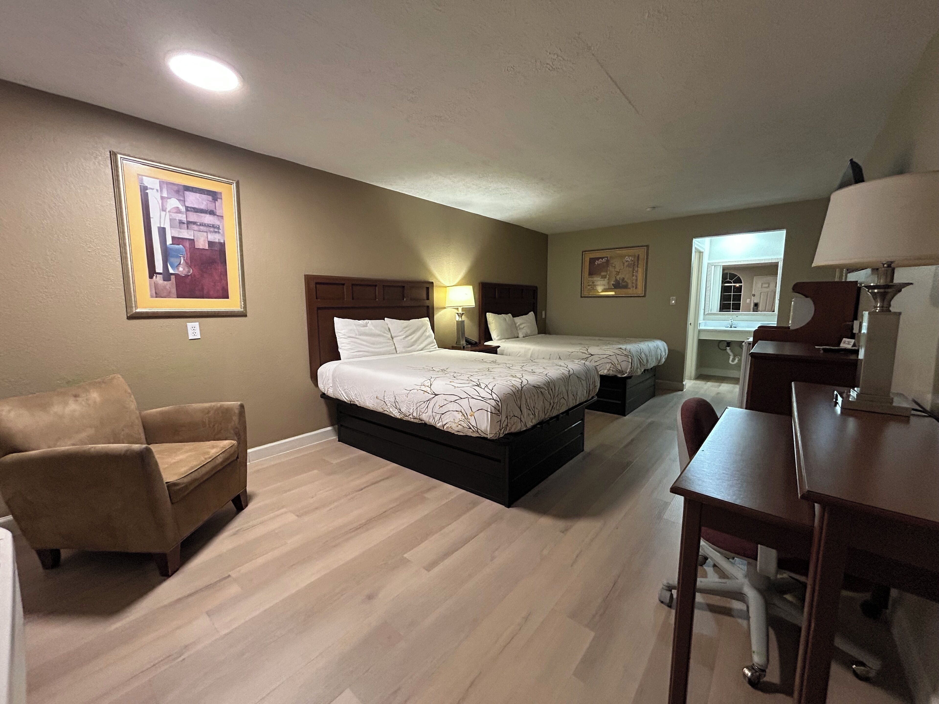 Quarto casal standard, 2 camas Queen, para não fumantes | 1 quarto, escrivaninha, Wi-Fi de cortesia, roupa de cama