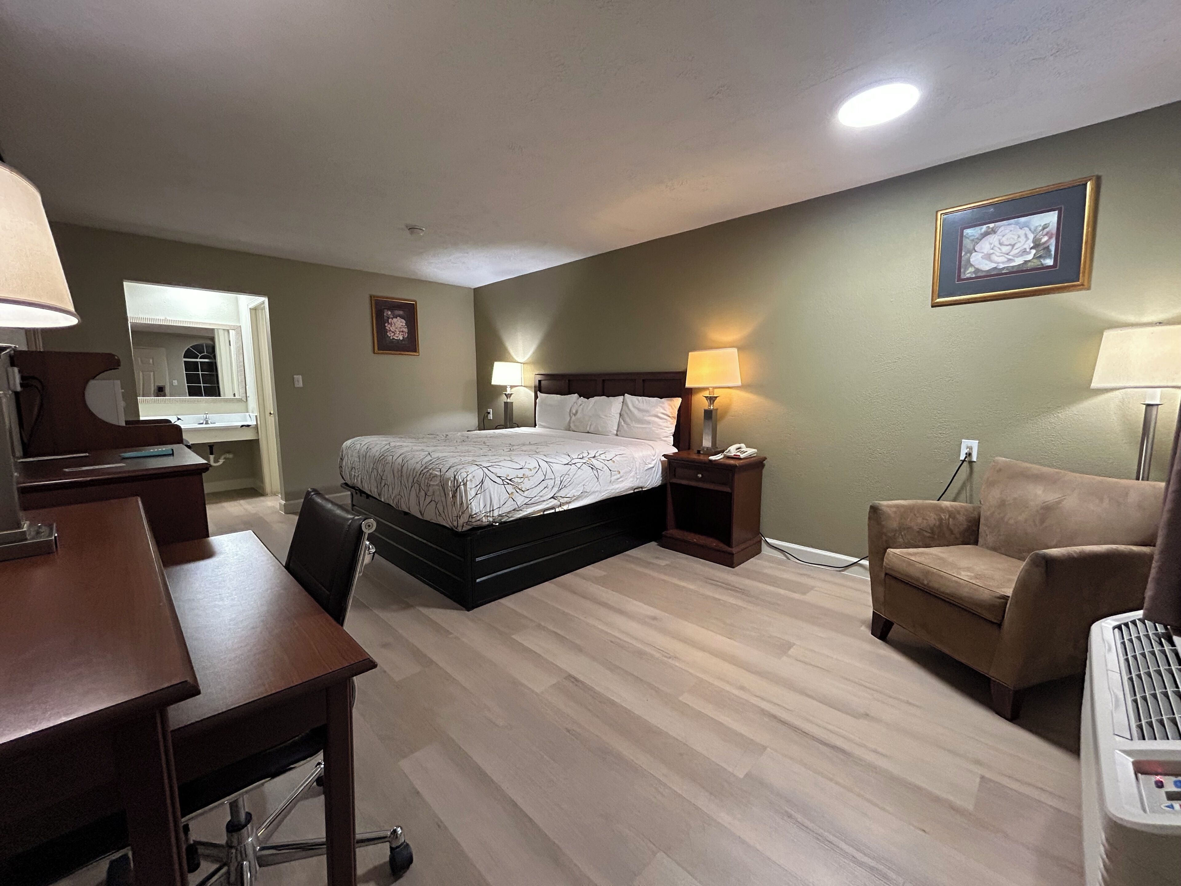 Quarto standard, 1 cama King, para fumantes | 1 quarto, escrivaninha, Wi-Fi de cortesia, roupa de cama