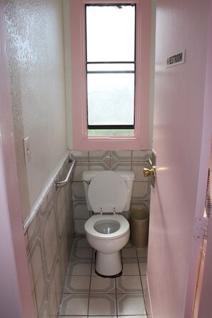 Toalhas fornecidas, sabão, champô, papel higiénico 