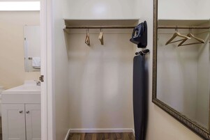 Quarto Standard, 1 cama queen-size, não fumadores | Ferro/tábua de engomar, Wi-fi grátis, roupa de cama fornecida 