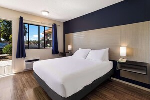 Quarto, 1 cama queen-size, acessível, não fumadores | Ferro/tábua de engomar, Wi-fi grátis, roupa de cama fornecida 