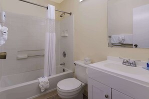 Quarto standard, 1 cama Queen, para não fumantes | Banheiro | Secador de cabelo, toalhas de banho, sabonete, shampoo