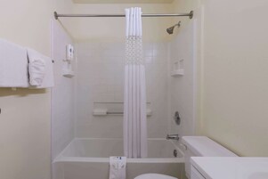 Quarto, 1 cama queen-size, acessível, não fumadores | Casa de banho | Um secador de cabelo, toalhas fornecidas, sabão, champô 