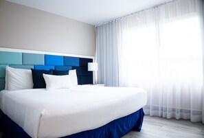 Quarto solteiro conforto, 1 cama King | Roupas de cama premium, cofres nos quartos, escrivaninha