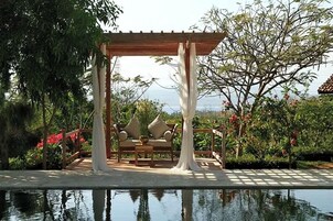 Piscina externa, espreguiçadeiras