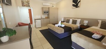 Quarto duplo luxo | Cofres nos quartos, escrivaninha, espaço de trabalho para notebook