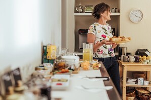 Café da manhã com buffet grátis todos os dias